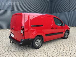 Red Peugeot Partner 2017 in Riga, with an engine capacity of 1.60 L and mileage of 237 thousand km for 4990 €, photo 4 on AUTOMOTO.COM.LV