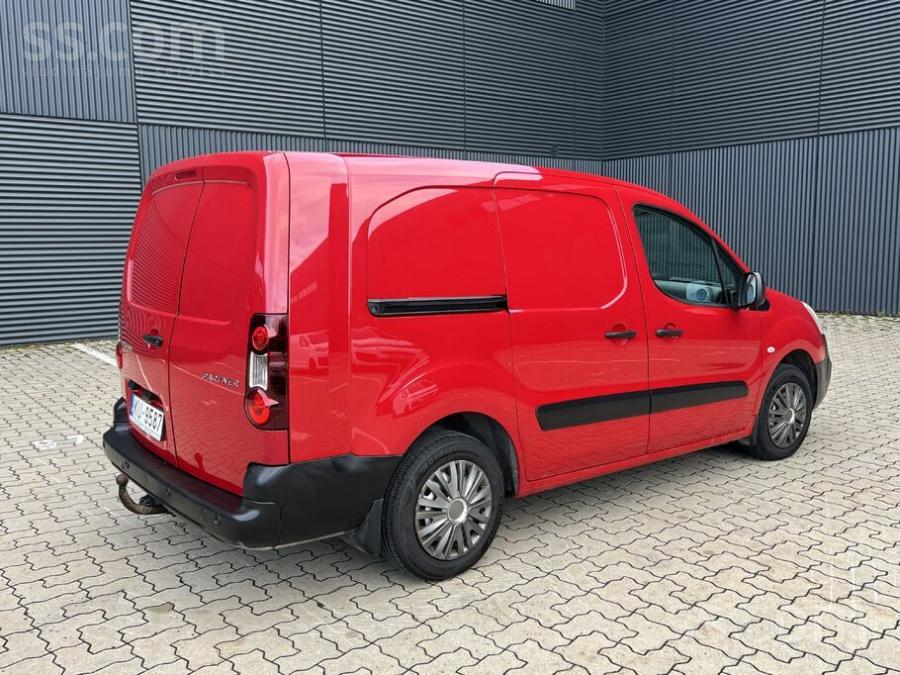 Red Peugeot Partner 2017 in Riga, with an engine capacity of 1.60 L and mileage of 237 thousand km for 4990 €, photo 4 on AUTOMOTO.COM.LV