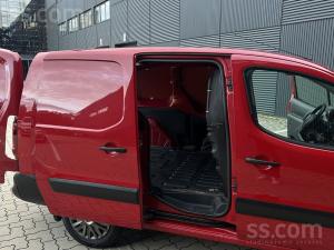 Red Peugeot Partner 2017 in Riga, with an engine capacity of 1.60 L and mileage of 237 thousand km for 4990 €, photo 8 on AUTOMOTO.COM.LV