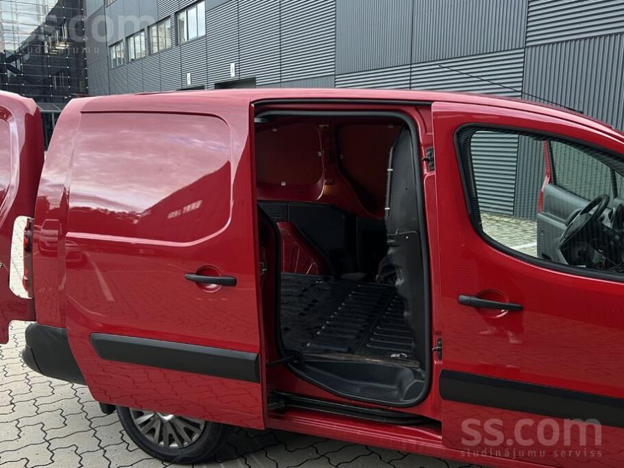 Red Peugeot Partner 2017 in Riga, with an engine capacity of 1.60 L and mileage of 237 thousand km for 4990 €, photo 8 on AUTOMOTO.COM.LV