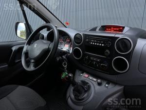 Red Peugeot Partner 2017 in Riga, with an engine capacity of 1.60 L and mileage of 237 thousand km for 4990 €, photo 10 on AUTOMOTO.COM.LV