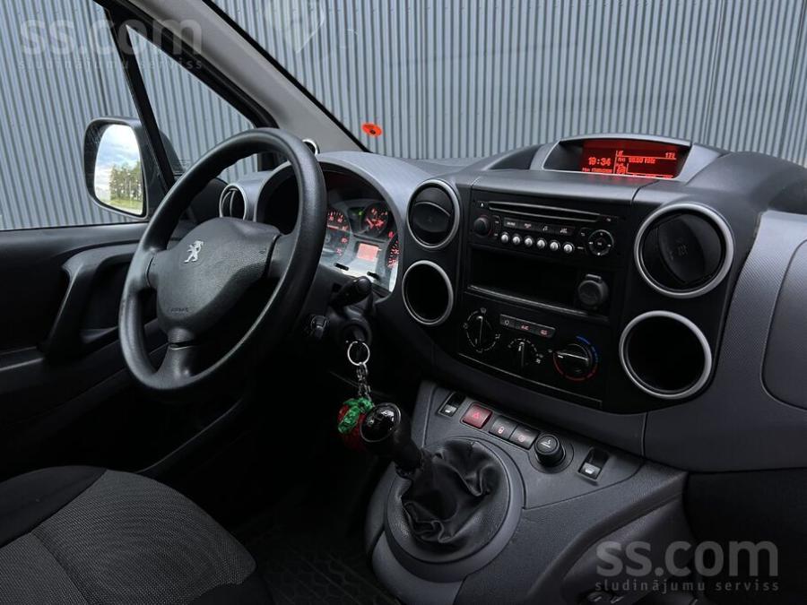 Red Peugeot Partner 2017 in Riga, with an engine capacity of 1.60 L and mileage of 237 thousand km for 4990 €, photo 10 on AUTOMOTO.COM.LV