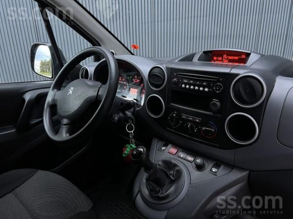Red Peugeot Partner 2017 in Riga, with an engine capacity of 1.60 L and mileage of 237 thousand km for 4990 €, photo 9 on AUTOMOTO.COM.LV