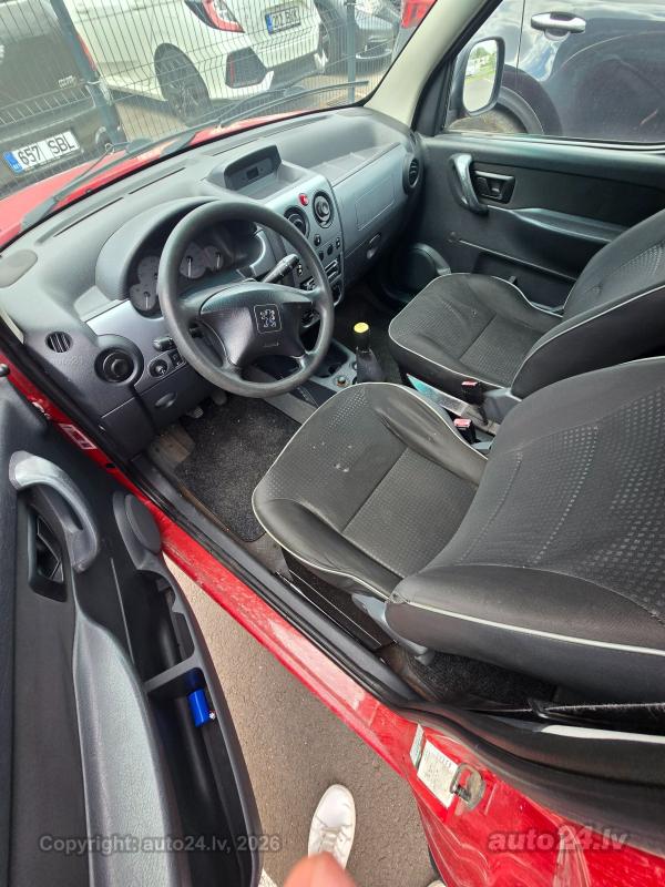 Red Peugeot Partner 2007 in Tartu, with an engine capacity of 1.60 L and mileage of 380 thousand km for 1500 €, photo 3 on AUTOMOTO.COM.LV