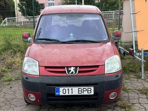 Red Peugeot Partner 2004 in Narva, with an engine capacity of 1.60 L and mileage of 291 thousand km for 399 €, photo 4 on AUTOMOTO.COM.LV