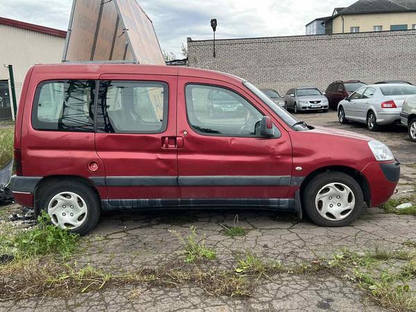 Пежо Partner 2004 в Нарва на AUTOMOTO.COM.LV Красный Пежо Partner 2004 в Нарва, объемом двигателя 1.60 л и пробегом 291 тыс. км за 399 €, фото 5 на AUTOMOTO.COM.LV