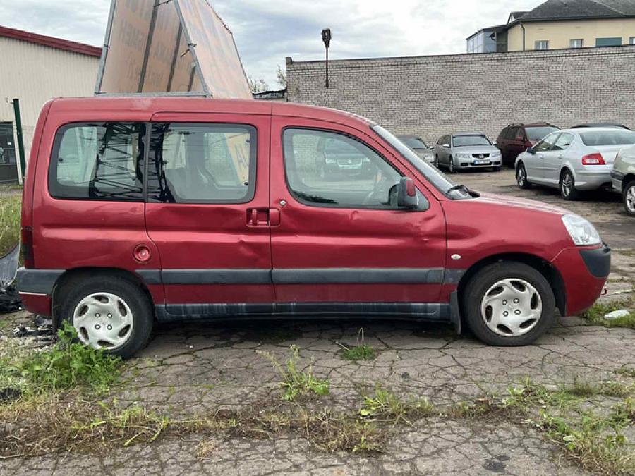 Red Peugeot Partner 2004 in Narva, with an engine capacity of 1.60 L and mileage of 291 thousand km for 399 €, photo 5 on AUTOMOTO.COM.LV