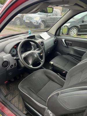 Red Peugeot Partner 2004 in Narva, with an engine capacity of 1.60 L and mileage of 291 thousand km for 399 €, photo 7 on AUTOMOTO.COM.LV
