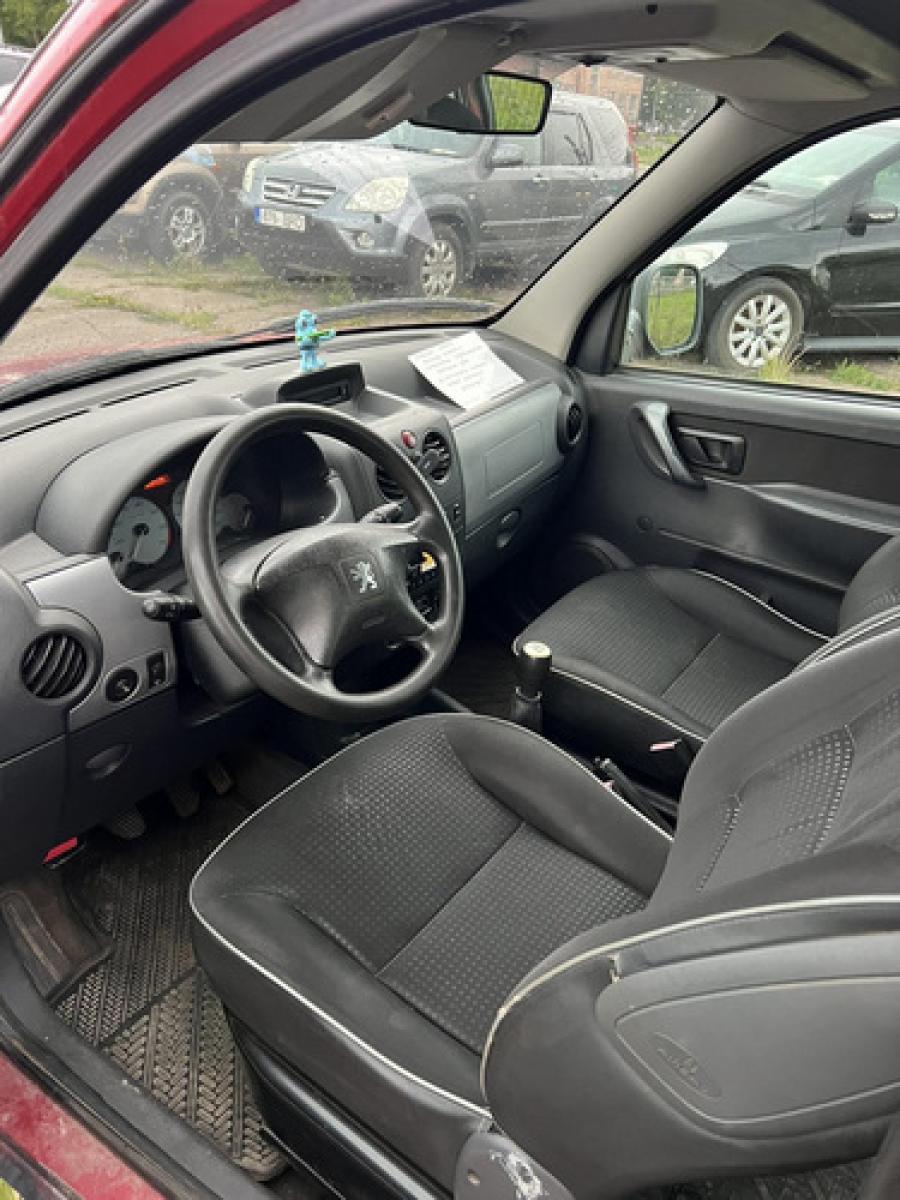 Red Peugeot Partner 2004 in Narva, with an engine capacity of 1.60 L and mileage of 291 thousand km for 399 €, photo 7 on AUTOMOTO.COM.LV