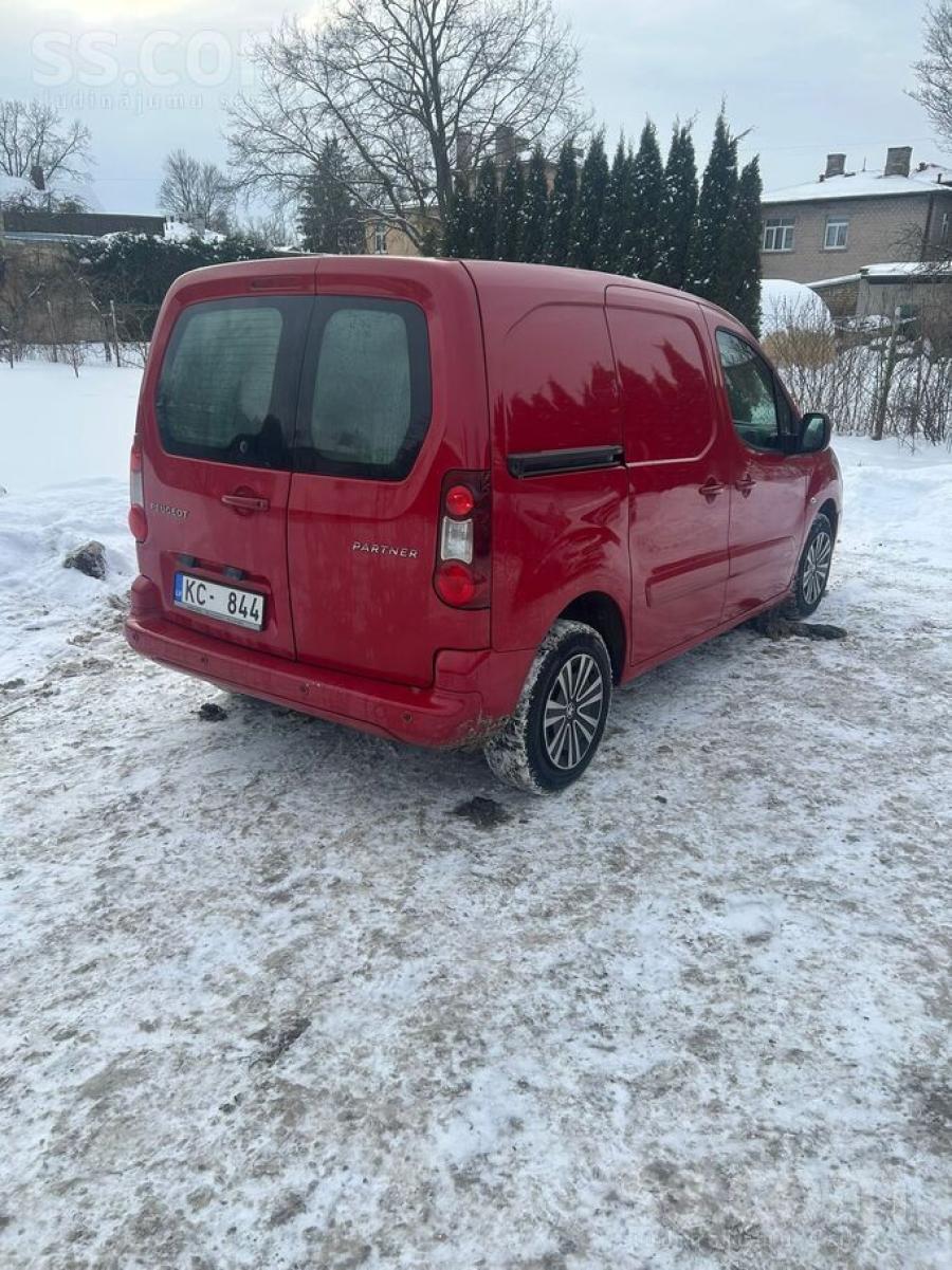 Red Peugeot Partner 2015 in Riga, with an engine capacity of 1.60 L and mileage of 280 thousand km for 3300 €, photo 2 on AUTOMOTO.COM.LV