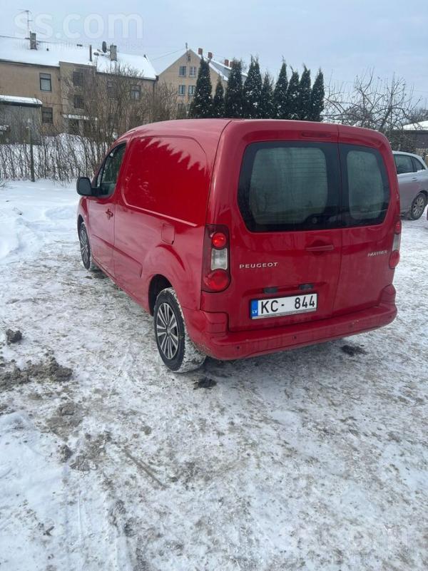 Red Peugeot Partner 2015 in Riga, with an engine capacity of 1.60 L and mileage of 280 thousand km for 3300 €, photo 4 on AUTOMOTO.COM.LV