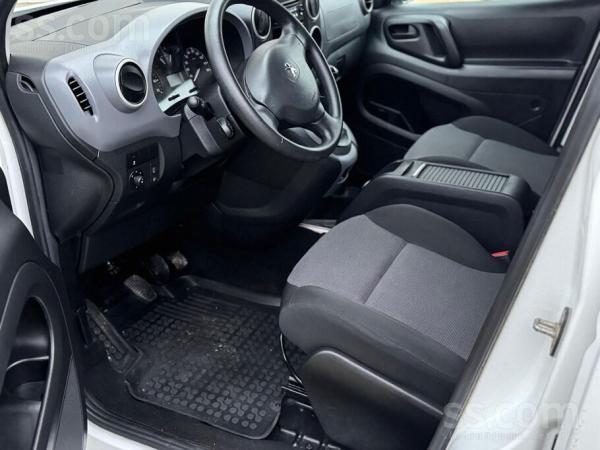 White Peugeot Partner 2017 in Riga, with an engine capacity of 1.60 L and mileage of 152 thousand km for 6800 €, photo 8 on AUTOMOTO.COM.LV