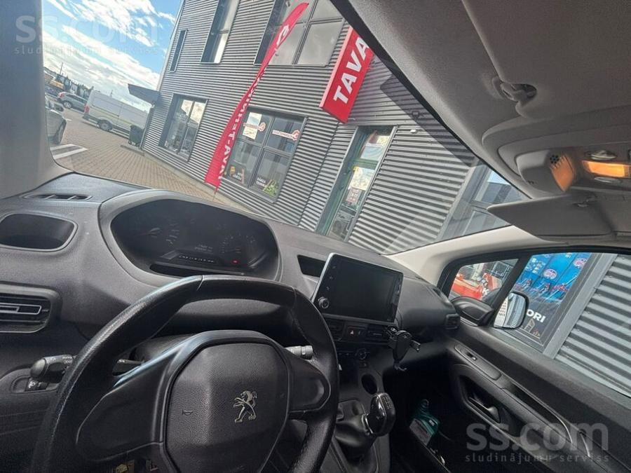 White Peugeot Partner 2019 in Rezekne, with an engine capacity of 1.50 L and mileage of 246 thousand km for 6500 €, photo 6 on AUTOMOTO.COM.LV