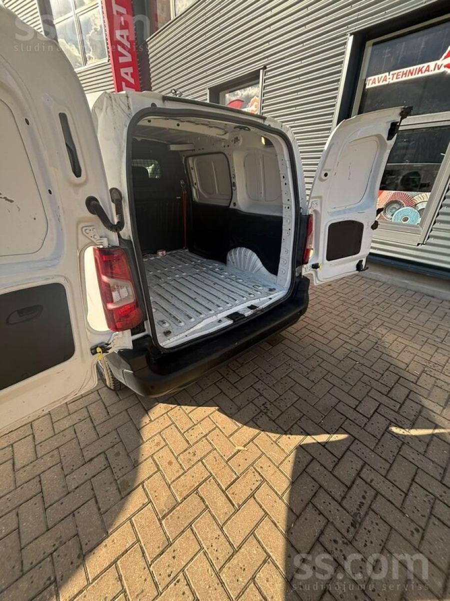 White Peugeot Partner 2019 in Rezekne, with an engine capacity of 1.50 L and mileage of 246 thousand km for 6500 €, photo 7 on AUTOMOTO.COM.LV