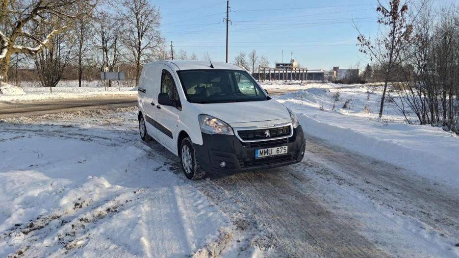 Balts Peugeot Partner 2016 Viļņa, ar dzinēja tilpumu 1.56 L un nobraukumu 226 tūkst. km par 2400 €, foto 5 vietnē AUTOMOTO.COM.LV