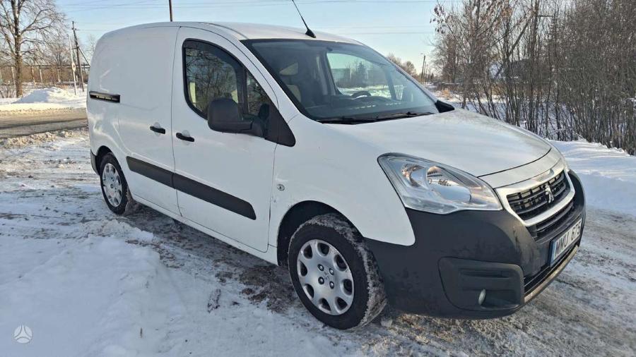 Balts Peugeot Partner 2016 Viļņa, ar dzinēja tilpumu 1.56 L un nobraukumu 226 tūkst. km par 2400 €, foto 9 vietnē AUTOMOTO.COM.LV