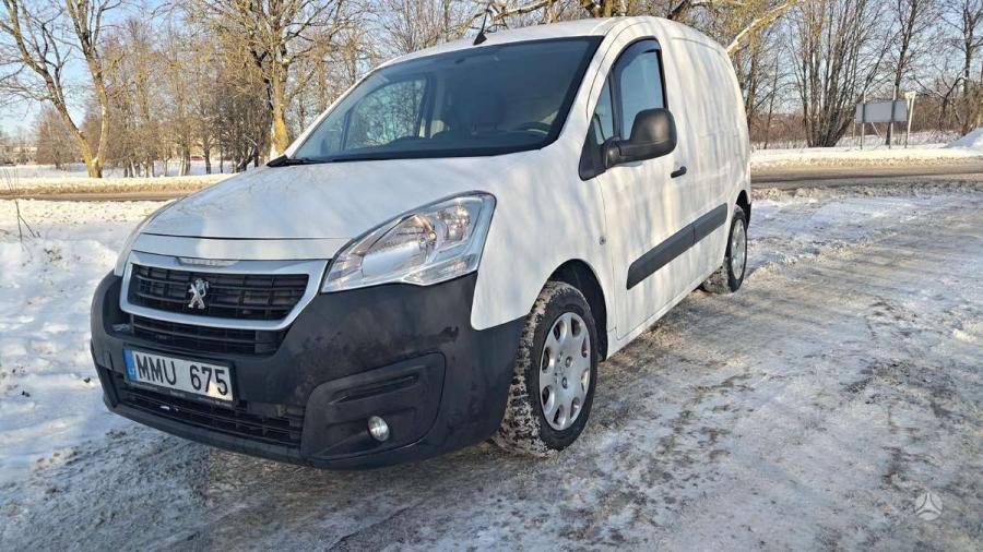 Balts Peugeot Partner 2016 Viļņa, ar dzinēja tilpumu 1.56 L un nobraukumu 226 tūkst. km par 2400 €, foto 14 vietnē AUTOMOTO.COM.LV