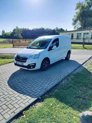 White Peugeot Partner 2016 in Vilnius, with an engine capacity of 1.56 L and mileage of 146 thousand km for 2300 €, photo 3 on AUTOMOTO.COM.LV