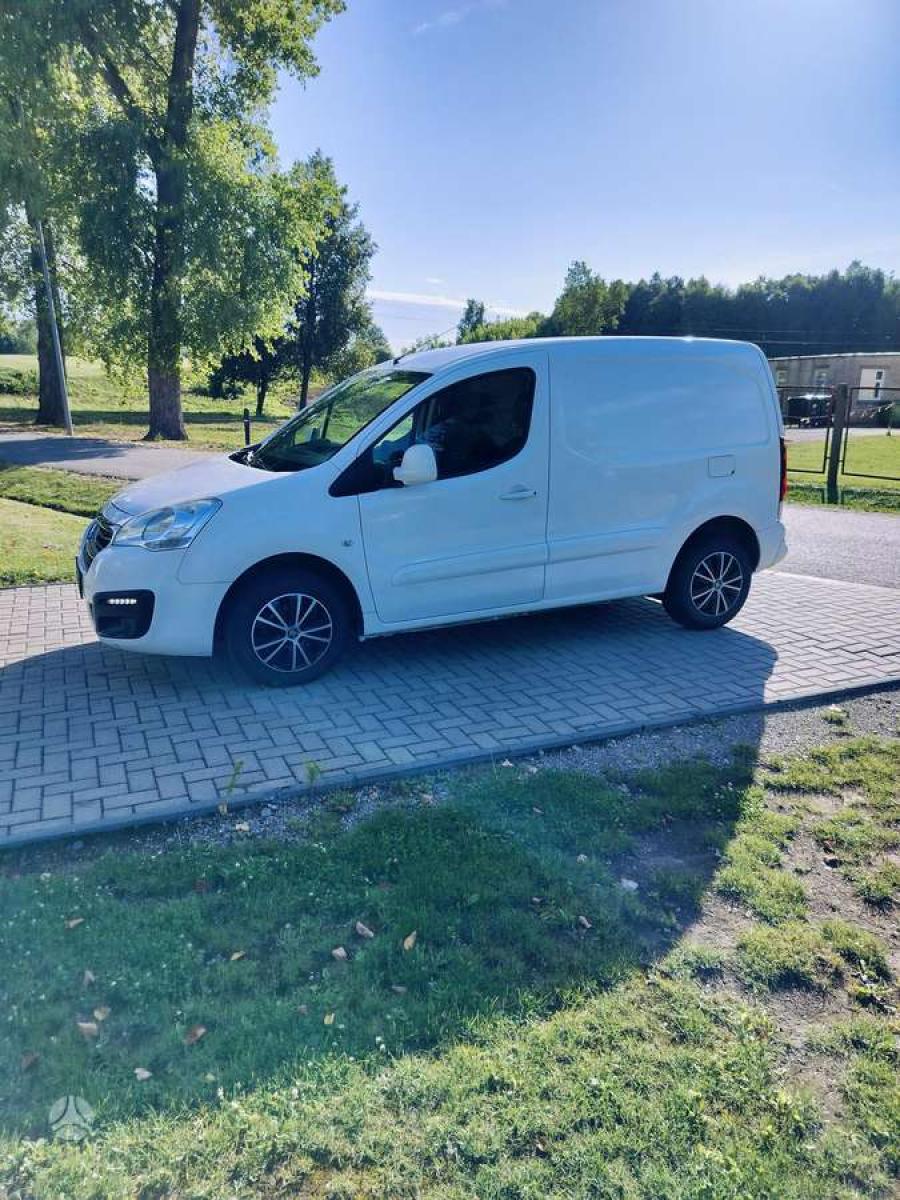 White Peugeot Partner 2016 in Vilnius, with an engine capacity of 1.56 L and mileage of 146 thousand km for 2300 €, photo 4 on AUTOMOTO.COM.LV