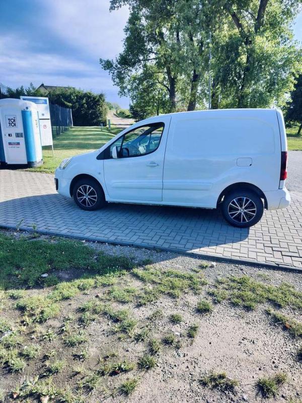 White Peugeot Partner 2016 in Vilnius, with an engine capacity of 1.56 L and mileage of 146 thousand km for 2300 €, photo 4 on AUTOMOTO.COM.LV