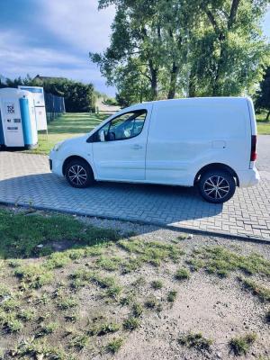 White Peugeot Partner 2016 in Vilnius, with an engine capacity of 1.56 L and mileage of 146 thousand km for 2300 €, photo 5 on AUTOMOTO.COM.LV