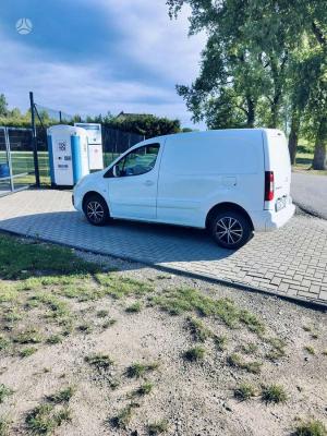 White Peugeot Partner 2016 in Vilnius, with an engine capacity of 1.56 L and mileage of 146 thousand km for 2300 €, photo 6 on AUTOMOTO.COM.LV