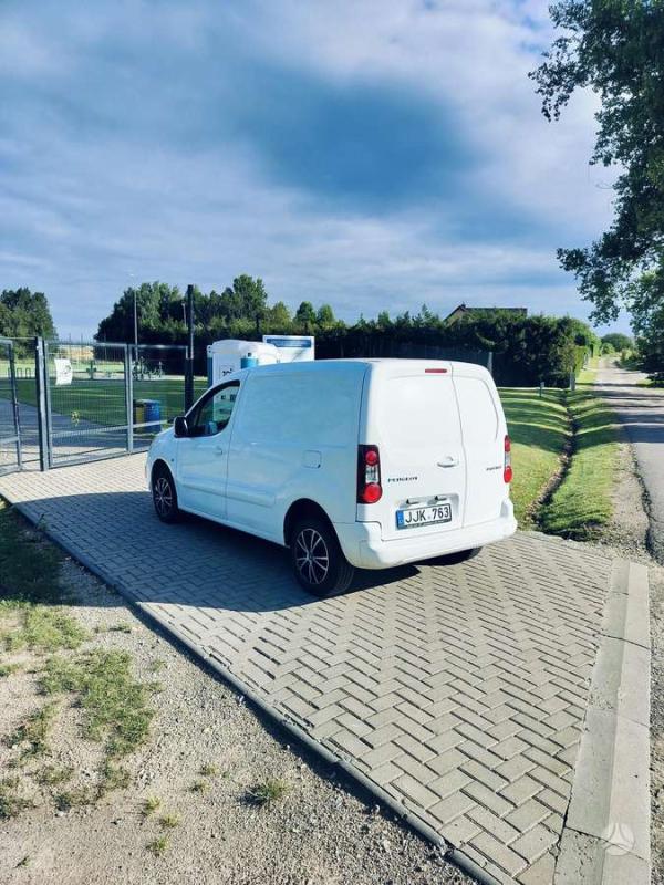 White Peugeot Partner 2016 in Vilnius, with an engine capacity of 1.56 L and mileage of 146 thousand km for 2300 €, photo 6 on AUTOMOTO.COM.LV