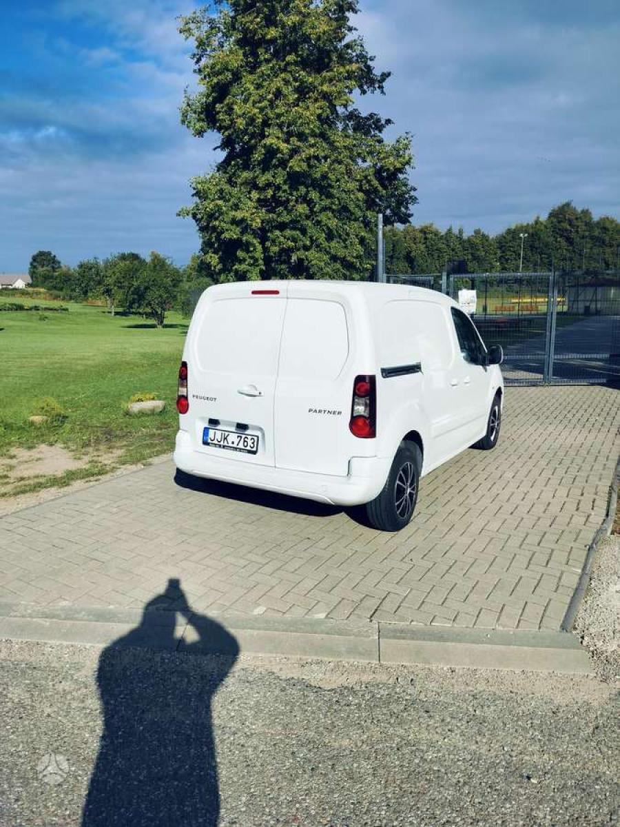 White Peugeot Partner 2016 in Vilnius, with an engine capacity of 1.56 L and mileage of 146 thousand km for 2300 €, photo 8 on AUTOMOTO.COM.LV