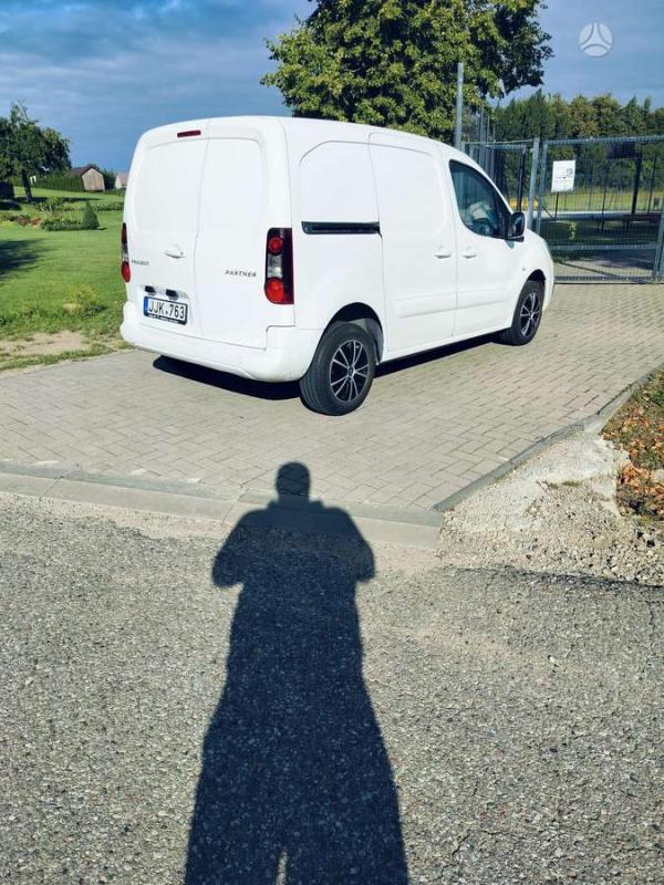 White Peugeot Partner 2016 in Vilnius, with an engine capacity of 1.56 L and mileage of 146 thousand km for 2300 €, photo 9 on AUTOMOTO.COM.LV