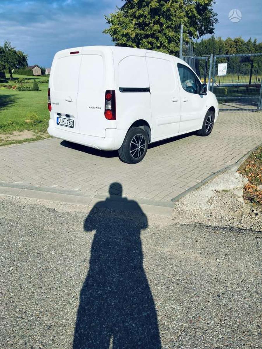 White Peugeot Partner 2016 in Vilnius, with an engine capacity of 1.56 L and mileage of 146 thousand km for 2300 €, photo 10 on AUTOMOTO.COM.LV