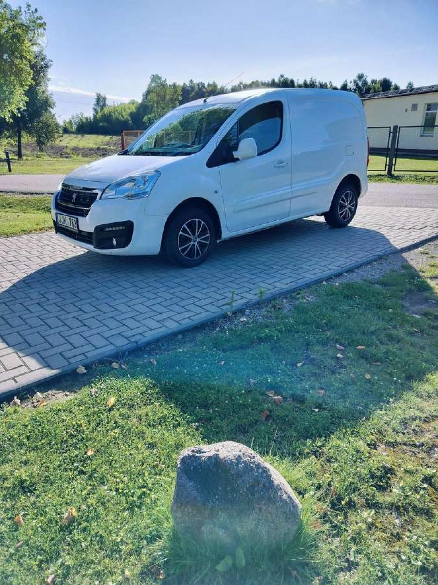 White Peugeot Partner 2016 in Vilnius, with an engine capacity of 1.56 L and mileage of 146 thousand km for 2300 €, photo 18 on AUTOMOTO.COM.LV