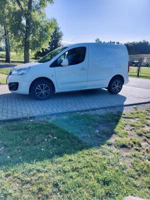 White Peugeot Partner 2016 in Vilnius, with an engine capacity of 1.56 L and mileage of 146 thousand km for 2300 €, photo 20 on AUTOMOTO.COM.LV