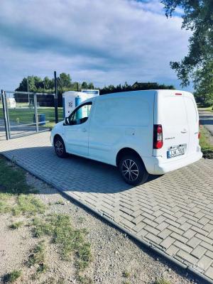 White Peugeot Partner 2016 in Vilnius, with an engine capacity of 1.56 L and mileage of 146 thousand km for 2300 €, photo 23 on AUTOMOTO.COM.LV