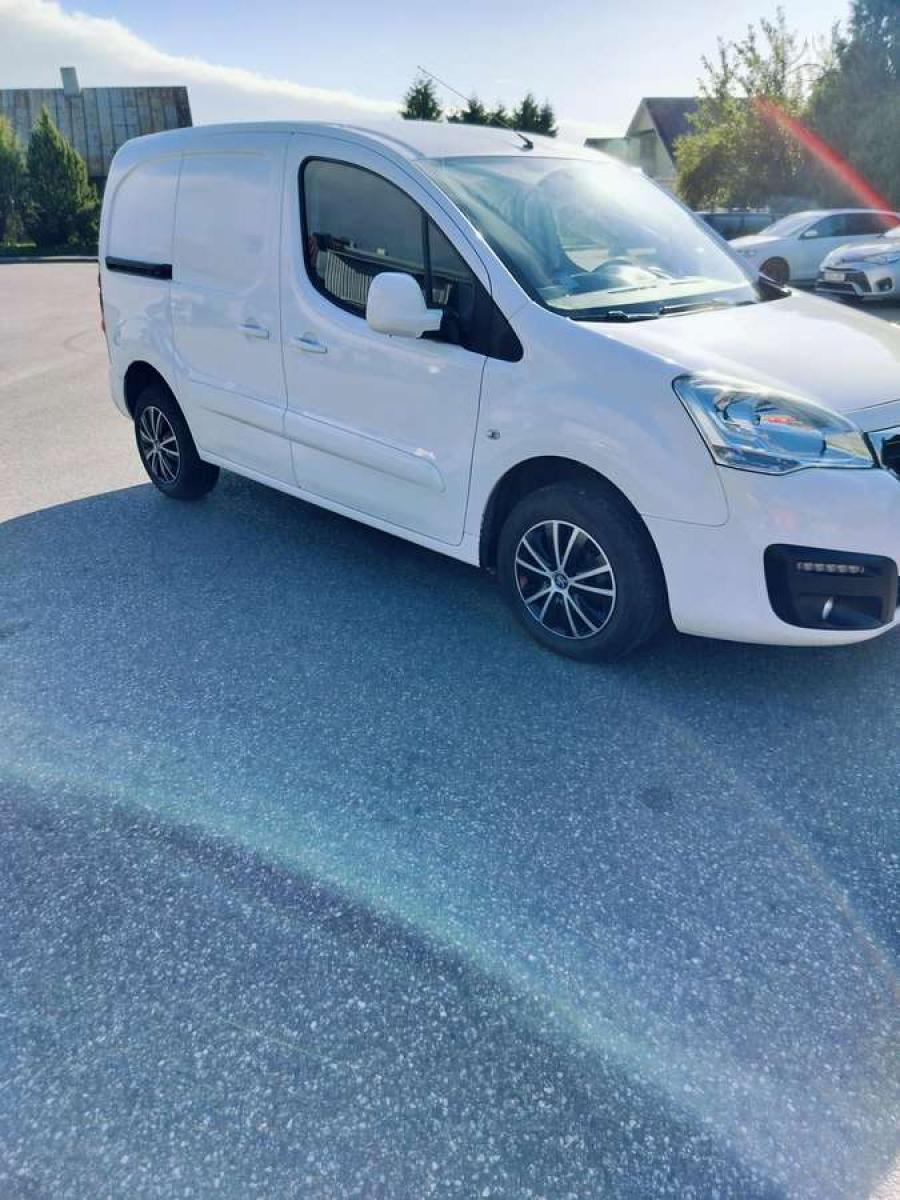 White Peugeot Partner 2016 in Vilnius, with an engine capacity of 1.56 L and mileage of 146 thousand km for 2300 €, photo 24 on AUTOMOTO.COM.LV