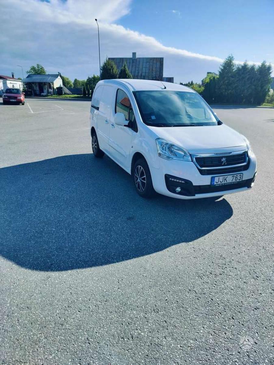 White Peugeot Partner 2016 in Vilnius, with an engine capacity of 1.56 L and mileage of 146 thousand km for 2300 €, photo 25 on AUTOMOTO.COM.LV