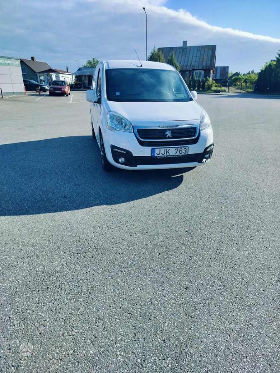 White Peugeot Partner 2016 in Vilnius, with an engine capacity of 1.56 L and mileage of 146 thousand km for 2300 €, photo 31 on AUTOMOTO.COM.LV