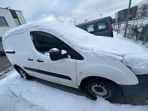 White Peugeot Partner 2017 in Kaunas, with an engine capacity of 1.56 L and mileage of 206 thousand km for 2500 €, photo 2 on AUTOMOTO.COM.LV