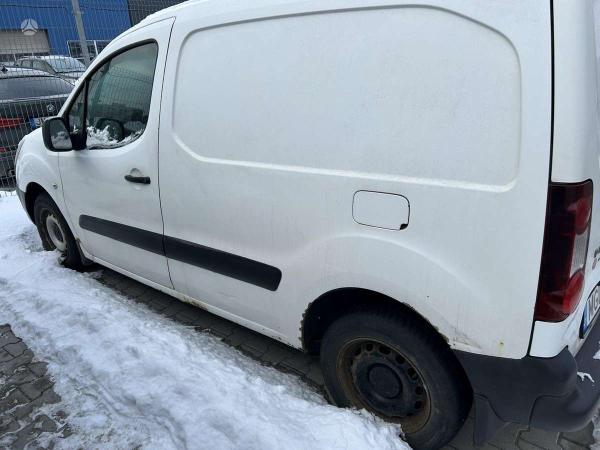 White Peugeot Partner 2017 in Kaunas, with an engine capacity of 1.56 L and mileage of 206 thousand km for 2500 €, photo 3 on AUTOMOTO.COM.LV