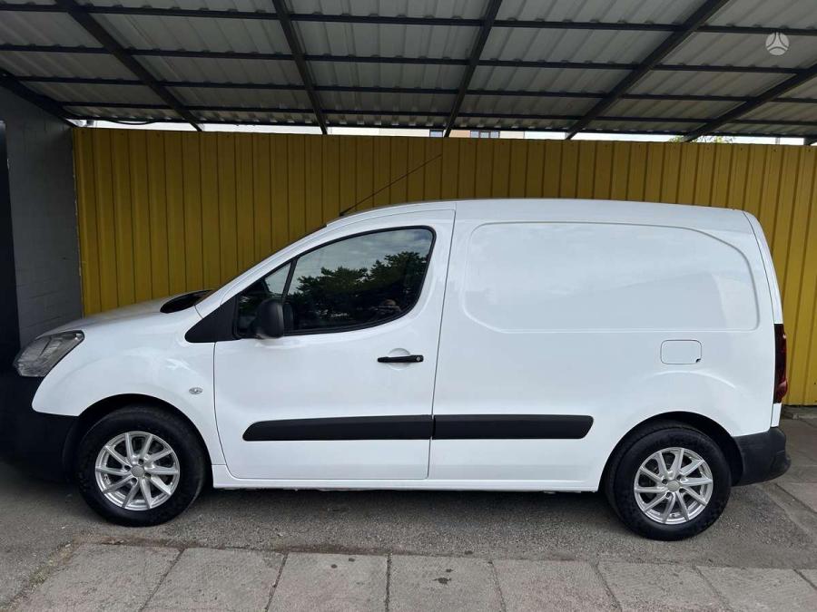 White Peugeot Partner 2017 in Kaunas, with an engine capacity of 1.56 L and mileage of 198 thousand km for 5300 €, photo 4 on AUTOMOTO.COM.LV