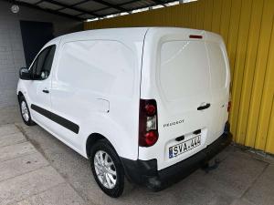 White Peugeot Partner 2017 in Kaunas, with an engine capacity of 1.56 L and mileage of 198 thousand km for 5300 €, photo 5 on AUTOMOTO.COM.LV