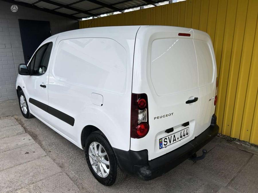 White Peugeot Partner 2017 in Kaunas, with an engine capacity of 1.56 L and mileage of 198 thousand km for 5300 €, photo 5 on AUTOMOTO.COM.LV