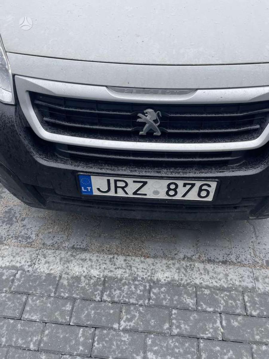 White Peugeot Partner 2017 in Kaunas, with an engine capacity of 1.56 L and mileage of 263 thousand km for 4700 €, photo 5 on AUTOMOTO.COM.LV