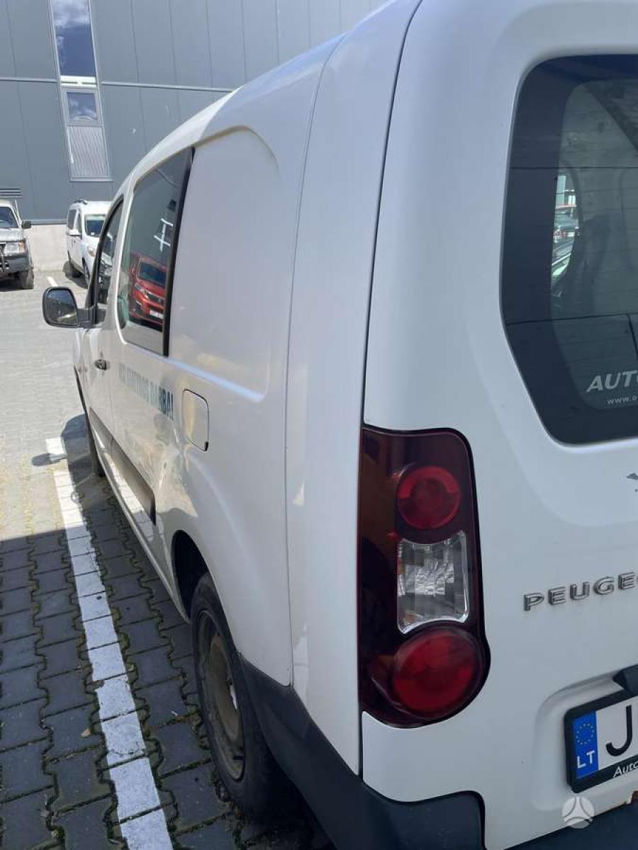 White Peugeot Partner 2017 in Kaunas, with an engine capacity of 1.56 L and mileage of 263 thousand km for 4700 €, photo 7 on AUTOMOTO.COM.LV
