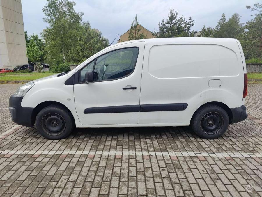White Peugeot Partner 2018 in Vilnius, with an engine capacity of 1.56 L and mileage of 179 thousand km for 2800 €, photo 3 on AUTOMOTO.COM.LV