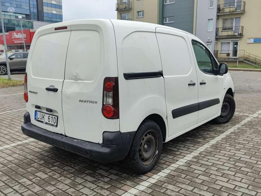 White Peugeot Partner 2018 in Vilnius, with an engine capacity of 1.56 L and mileage of 179 thousand km for 2800 €, photo 4 on AUTOMOTO.COM.LV