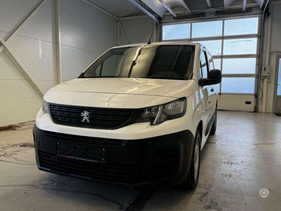 White Peugeot Partner 2019 in Radviliskis, with an engine capacity of 1.50 L and mileage of 146 thousand km for 8409 €, photo 2 on AUTOMOTO.COM.LV