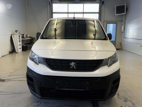 White Peugeot Partner 2019 in Radviliskis, with an engine capacity of 1.50 L and mileage of 146 thousand km for 8409 €, photo 3 on AUTOMOTO.COM.LV