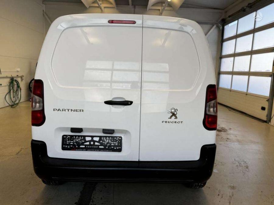 White Peugeot Partner 2019 in Radviliskis, with an engine capacity of 1.50 L and mileage of 146 thousand km for 8409 €, photo 8 on AUTOMOTO.COM.LV