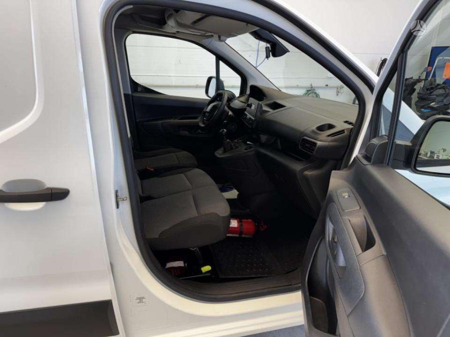 White Peugeot Partner 2019 in Radviliskis, with an engine capacity of 1.50 L and mileage of 146 thousand km for 8409 €, photo 9 on AUTOMOTO.COM.LV