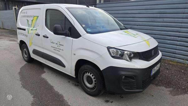 White Peugeot Partner 2019 in Telschi, with an engine capacity of 1.56 L and mileage of 197 thousand km for 5900 €, photo 3 on AUTOMOTO.COM.LV